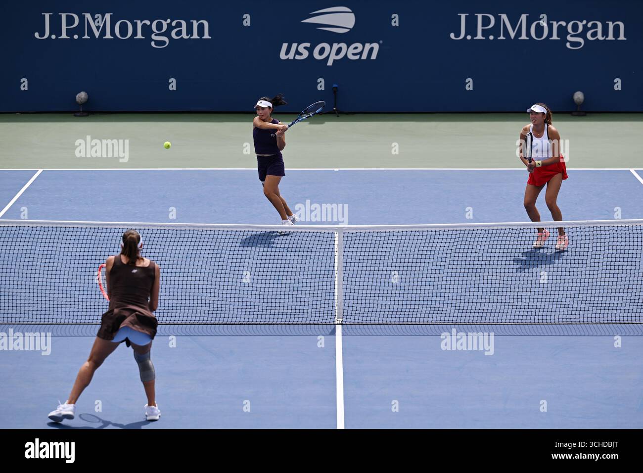 (250902) -- NEW YORK, Sept. 2, 2025 (Xinhua) -- Xu Yifan (C)/Yang Zhaoxuan compete during the ...