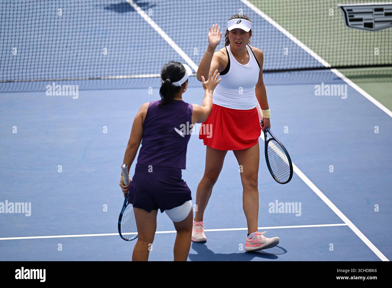 (250902) -- NEW YORK, Sept. 2, 2025 (Xinhua) -- Xu Yifan (L)/Yang Zhaoxuan celebrate scoring ...