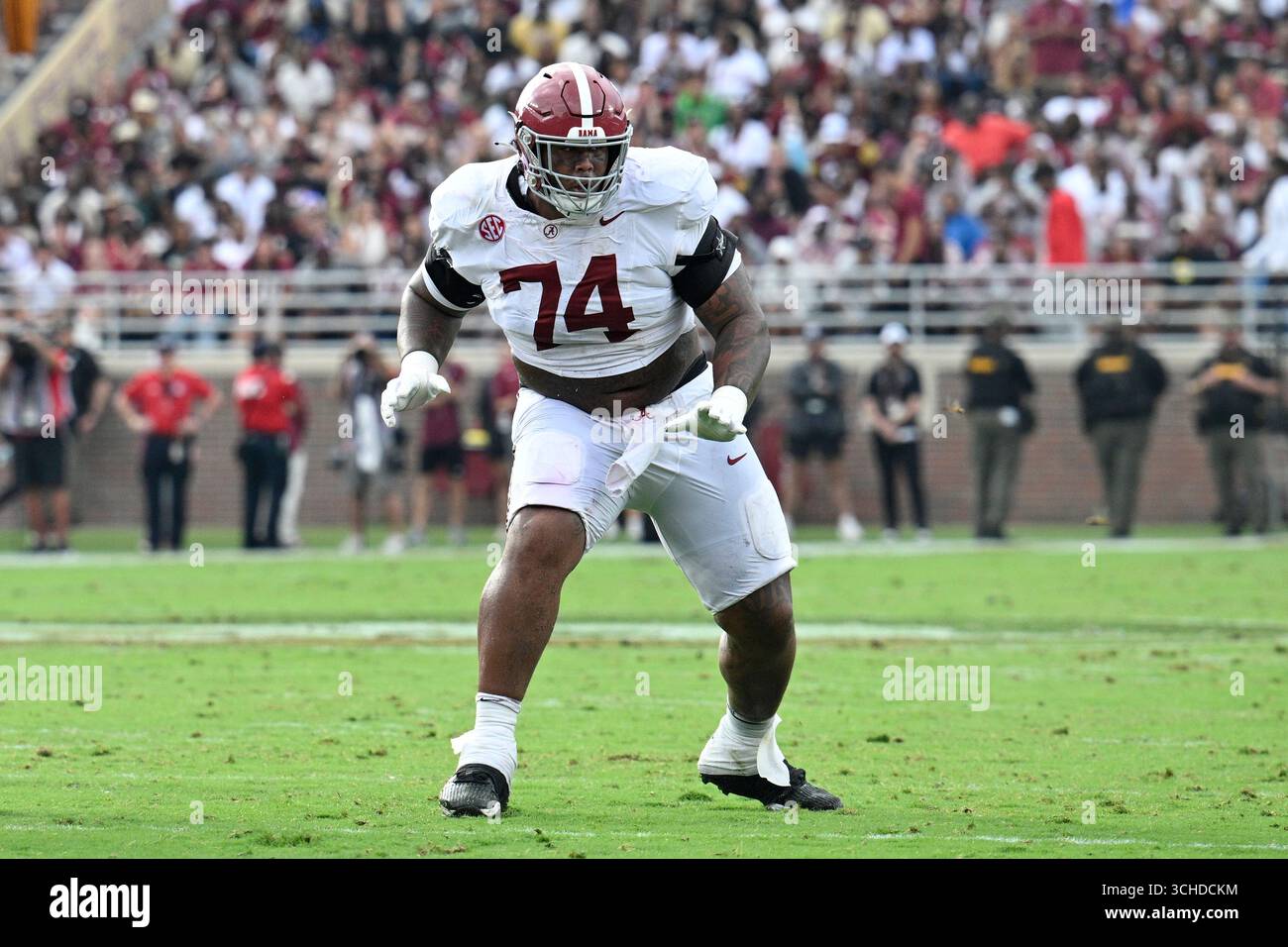 Alabama offensive lineman Kadyn Proctor (74) sets up to block against ...