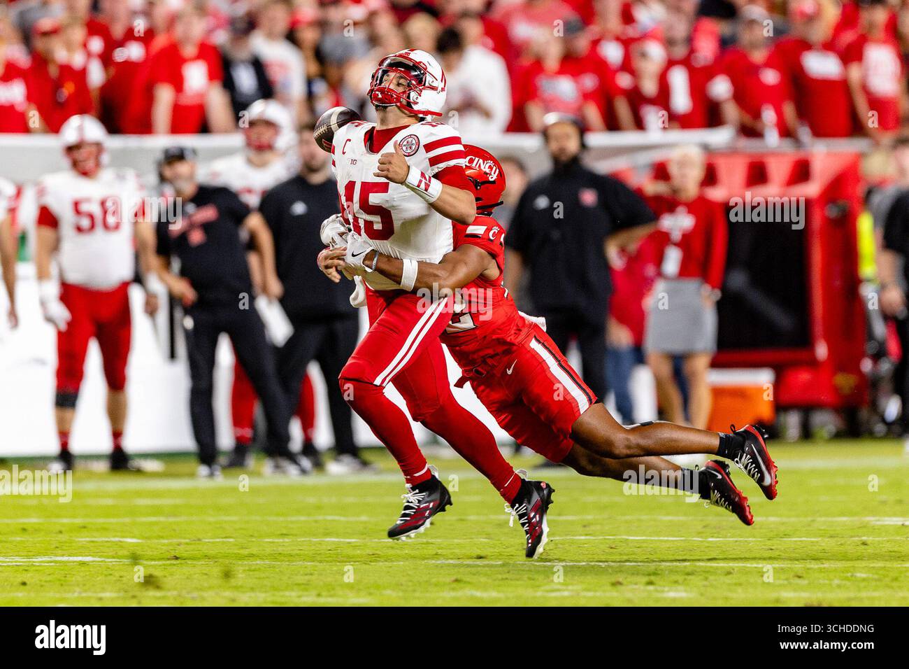 August 28, 2025 Kansas City, MO. U.S. - Cincinnati Bearcats linebacker ...