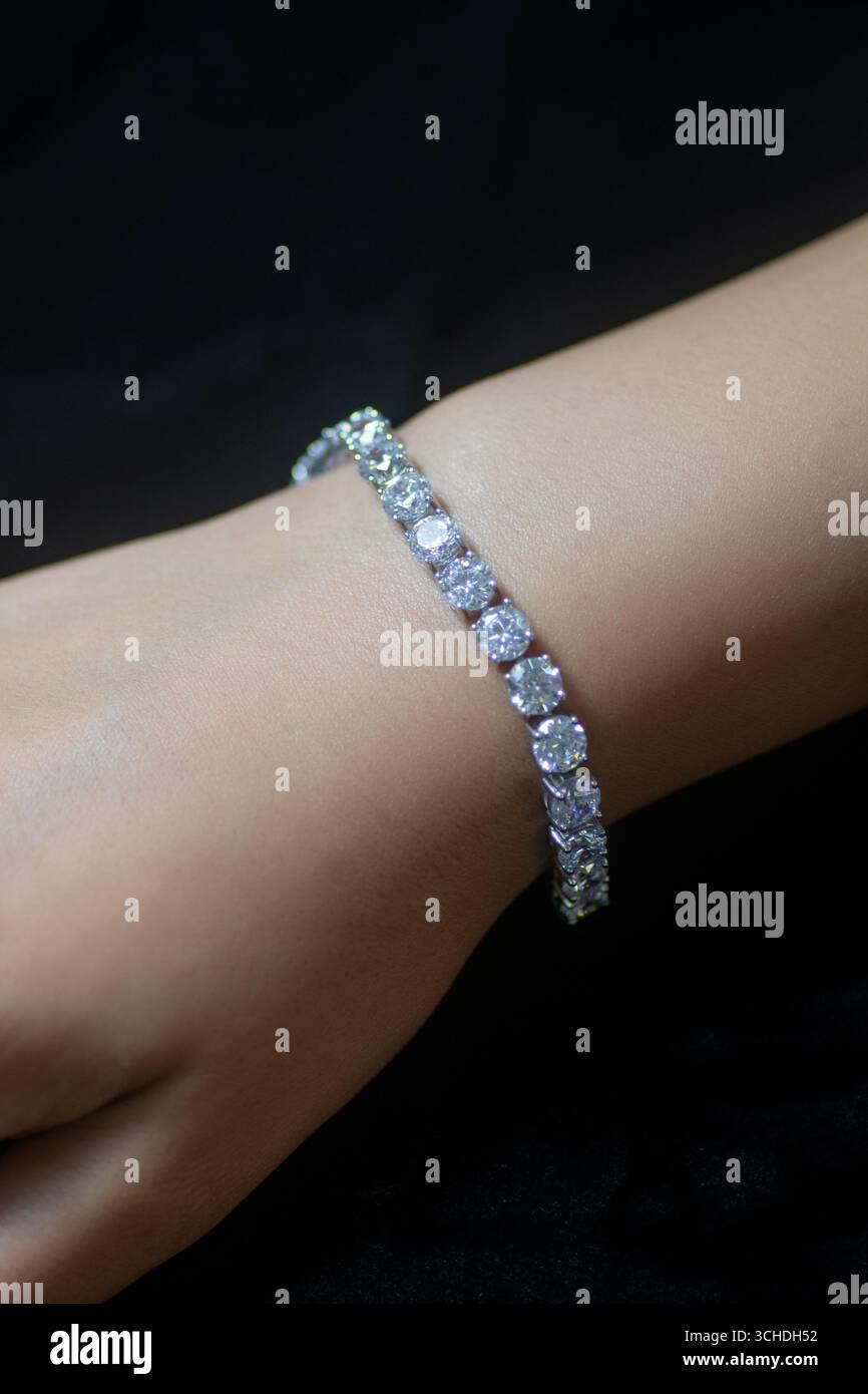 Female hand beautiful jewelry hi-res stock photography and images - Alamy