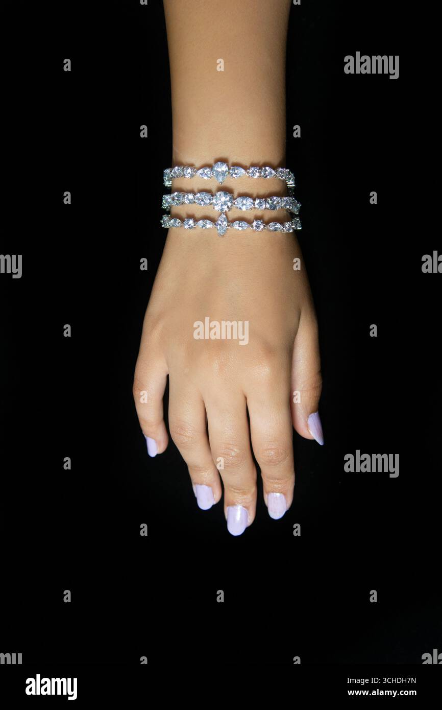 Female hand beautiful jewelry hi-res stock photography and images - Alamy