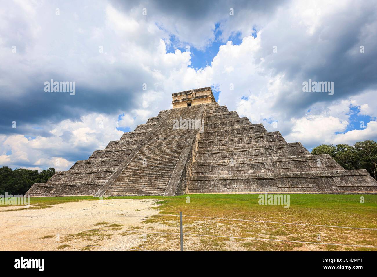 Chichén Itzá , pyramids, Mayan ruins complex on Mexico's Yucatán ...