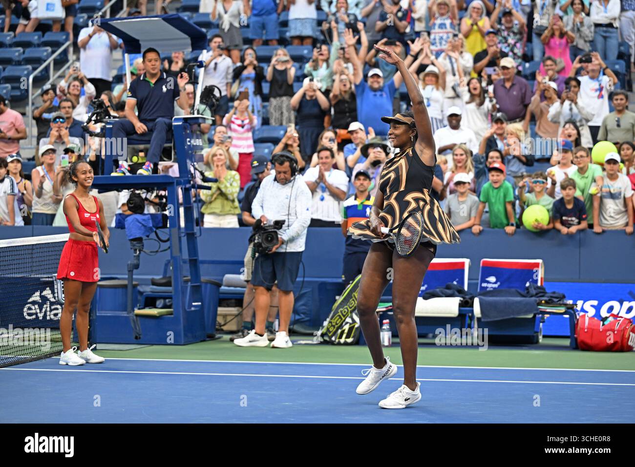 (250902) -- NEW YORK, Sept. 2, 2025 (Xinhua) -- Leylah Fernandez (L)/Venus Williams celebrate ...