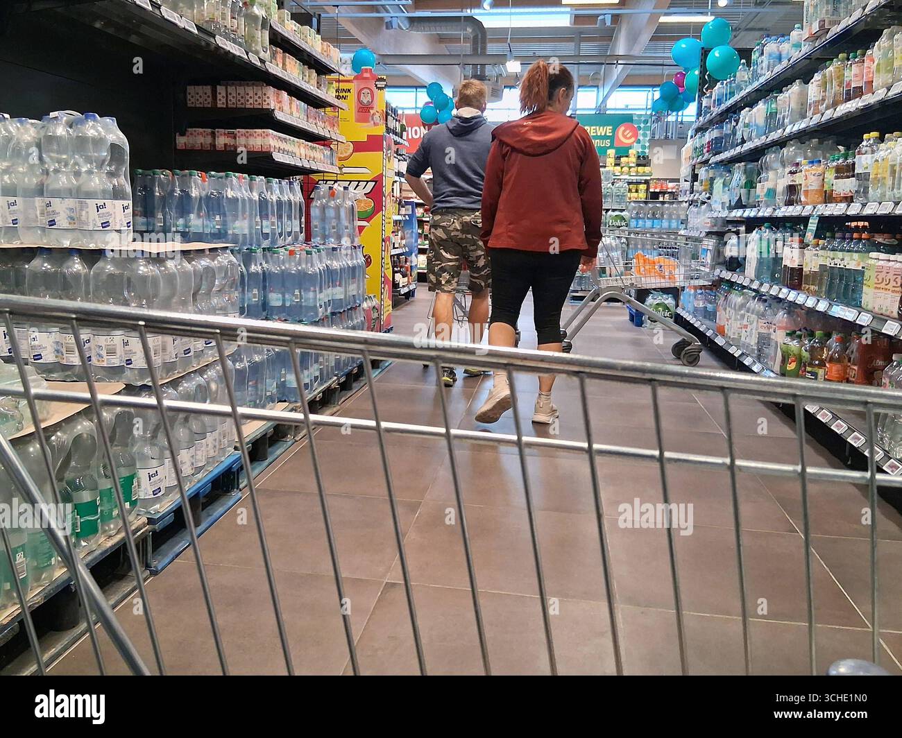 REWE-Einkauf zu Zeiten von Inflation. REWE-Einkauf in einem Supermarkt ...