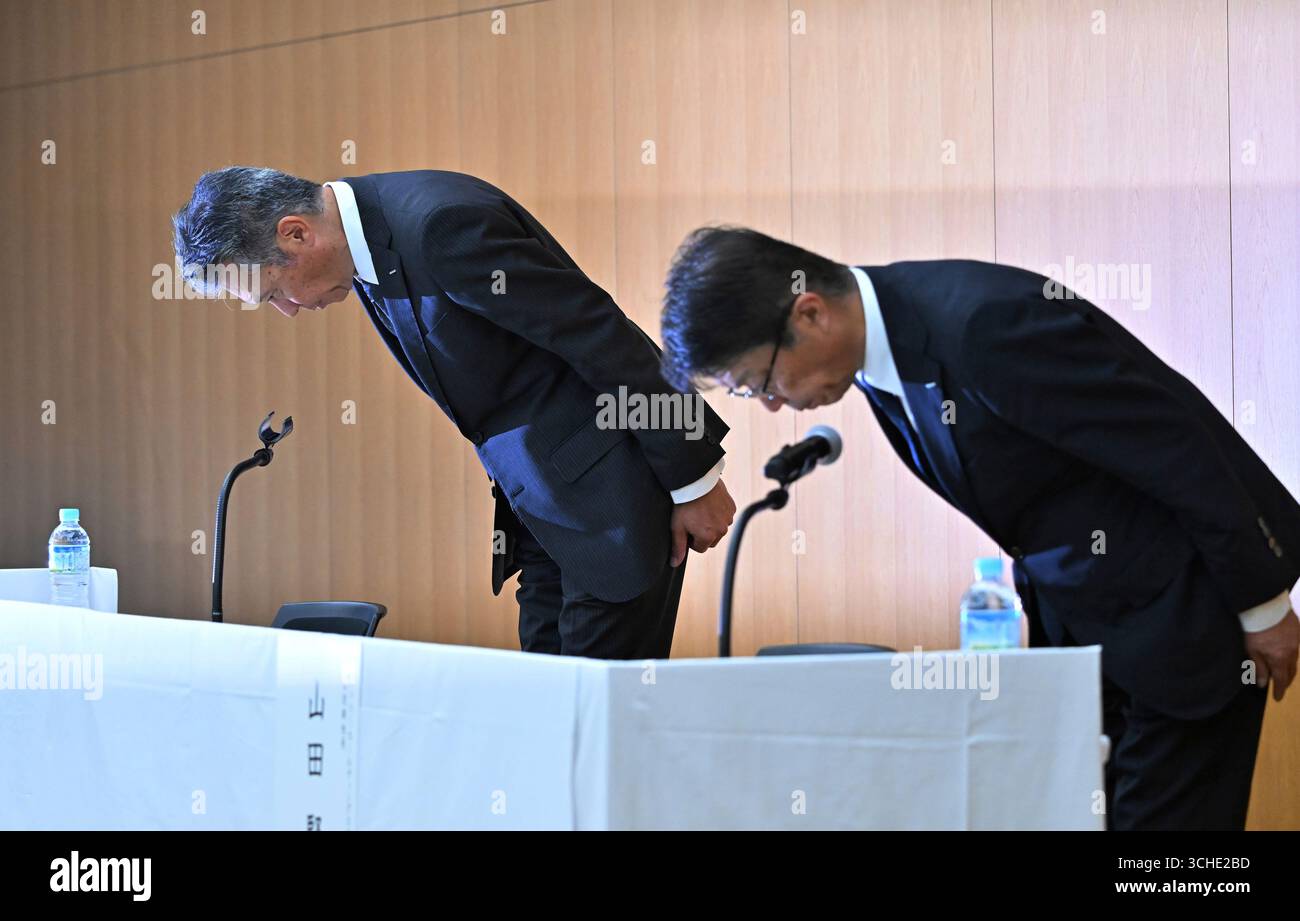 Suntory Holdings President Nobuhiro Torii（L） holds an emergency press ...