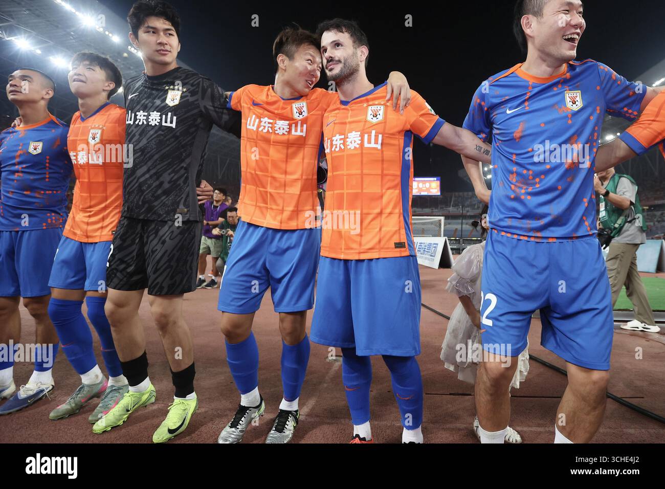 Shandong Taishan Football Club defeated Beijing Guoan Football Club ...
