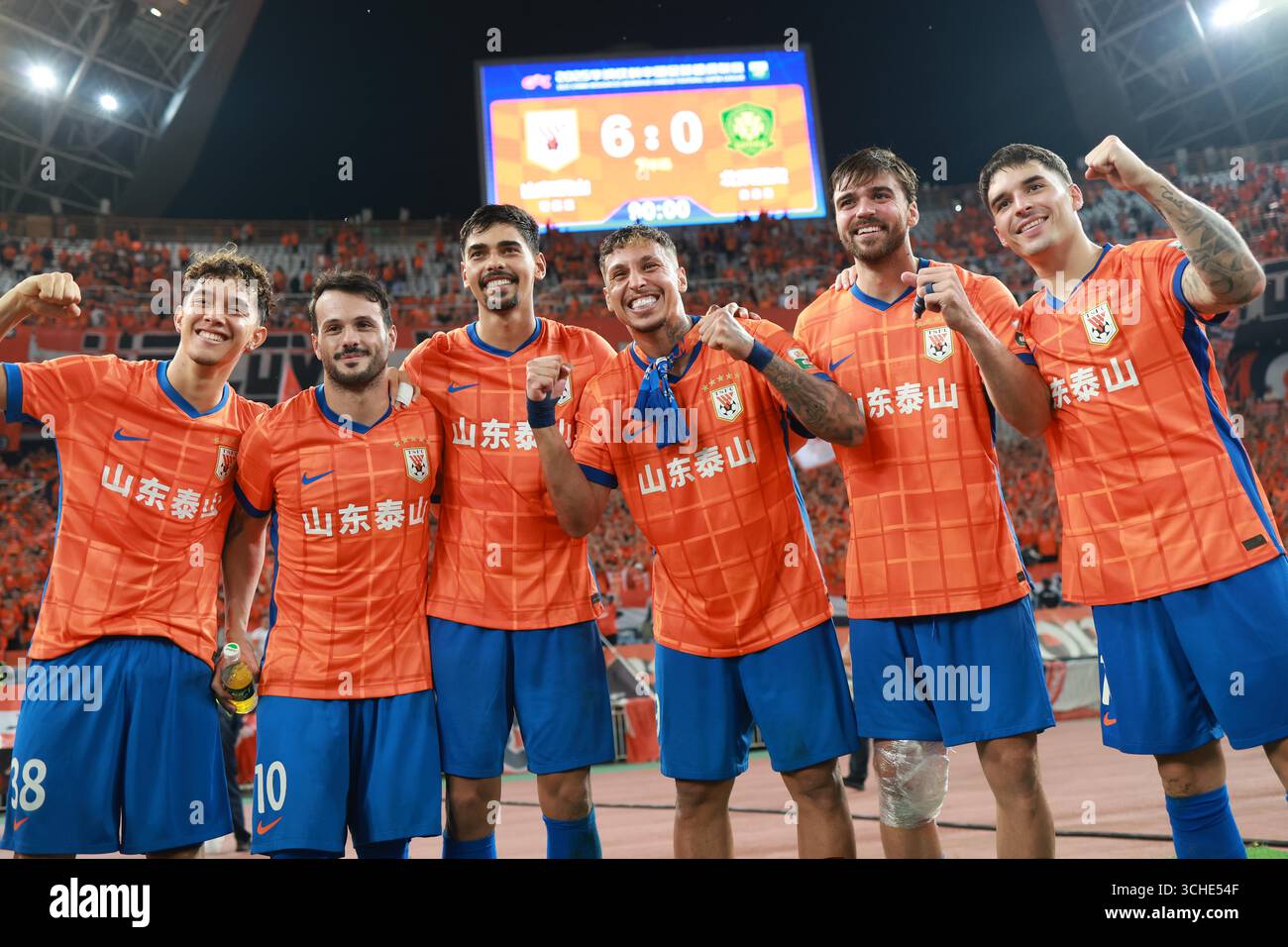 Shandong Taishan Football Club defeated Beijing Guoan Football Club ...