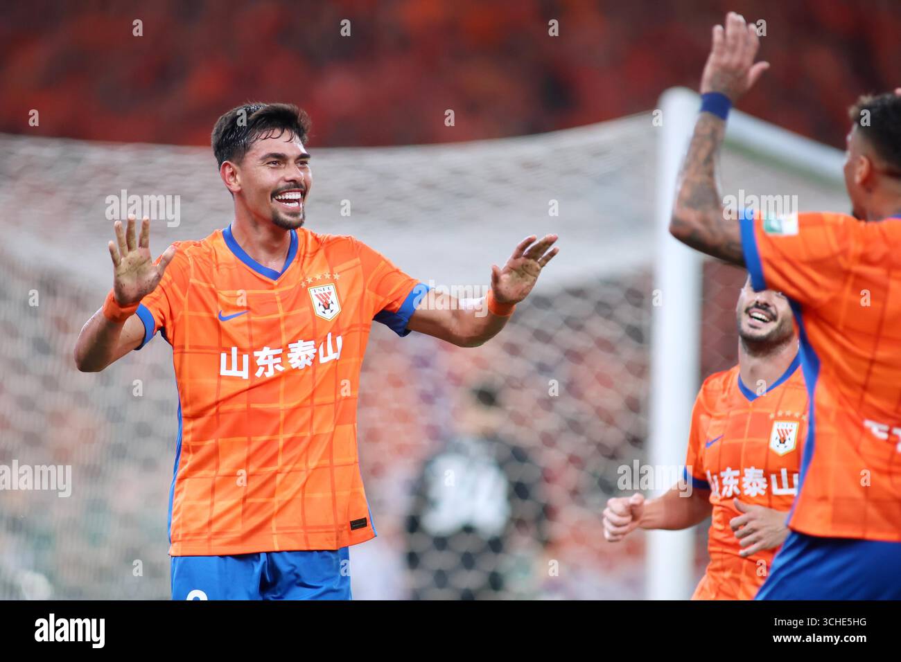 Shandong Taishan Football Club defeated Beijing Guoan Football Club ...