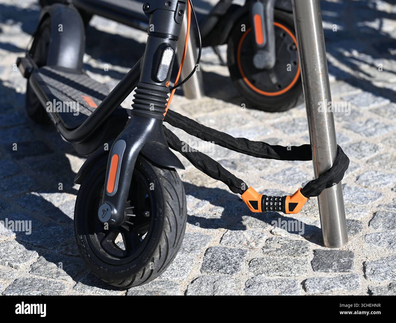 THEME PICTURE - Illustration on the topics of e-scooters / e-vehicles ...