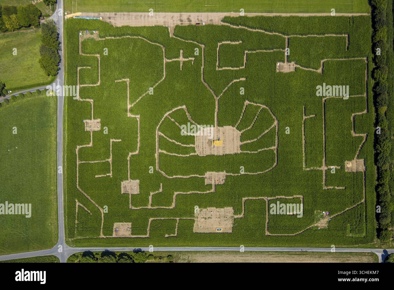 Maze image top view hi-res stock photography and images - Alamy