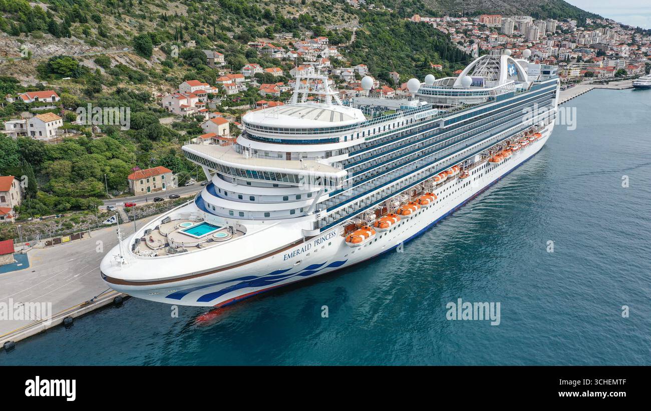 Fly around ship on drone hi-res stock photography and images - Alamy