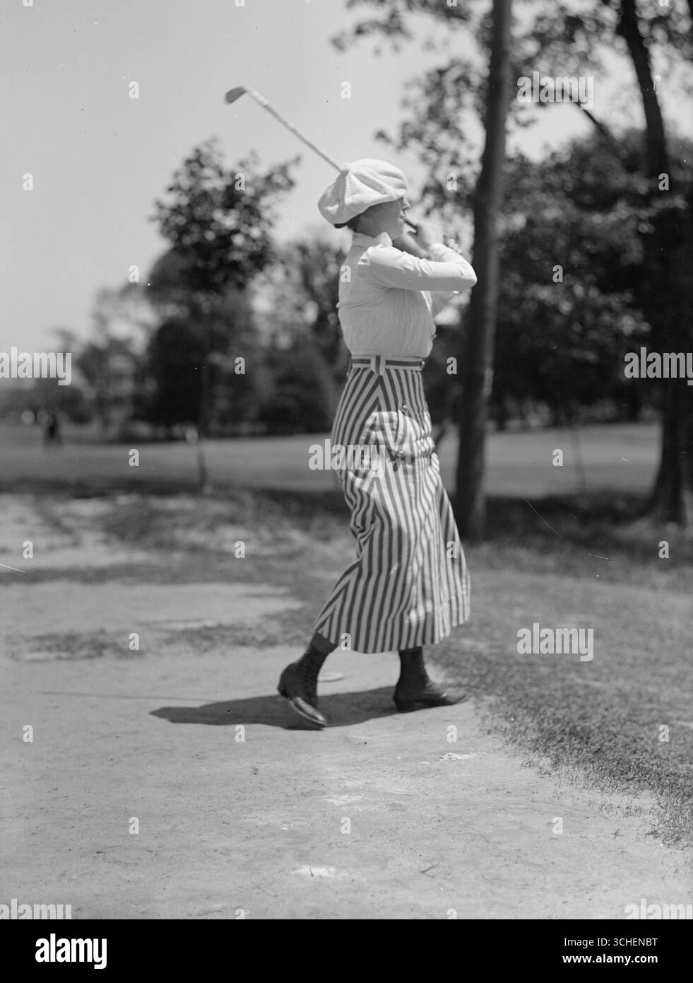 Edith Jordan Gardner playing golf 1916 Stock Photo - Alamy
