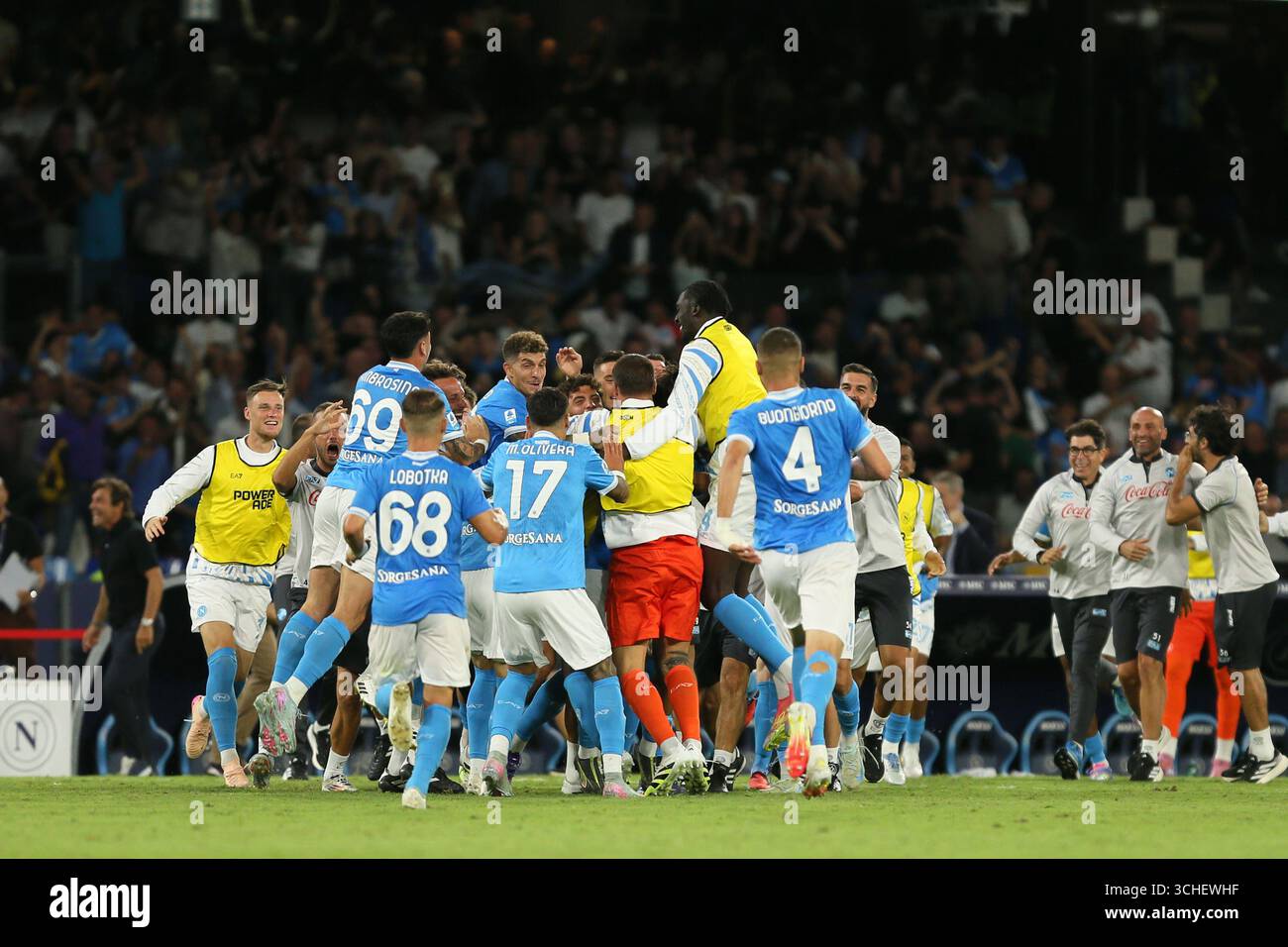 Players of Ssc Napoli celebrate at the end of the Serie A match ...
