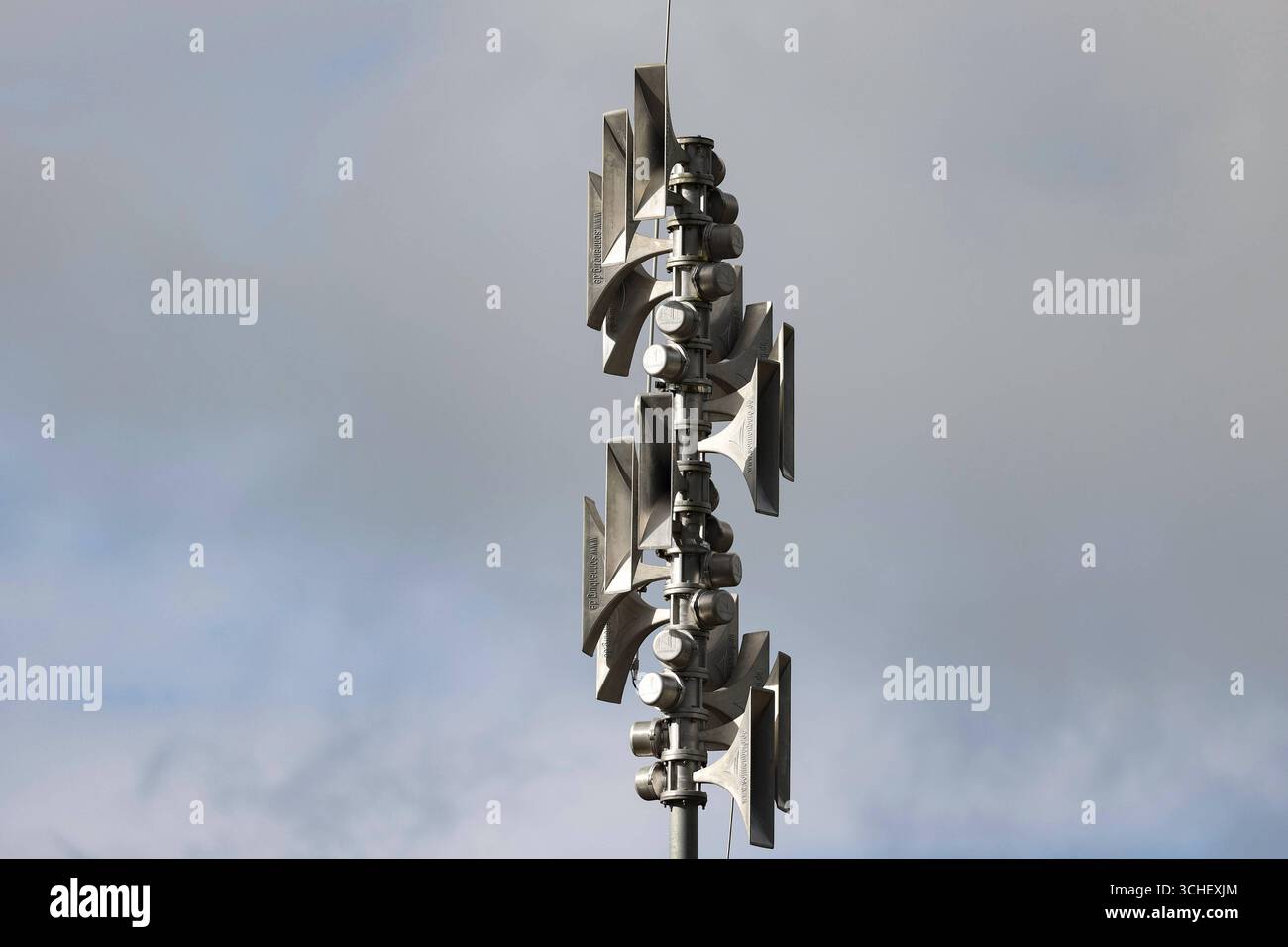 Eine Sirene auf einem Dach eines Gebaeudes Gebäudes in der Siegener ...