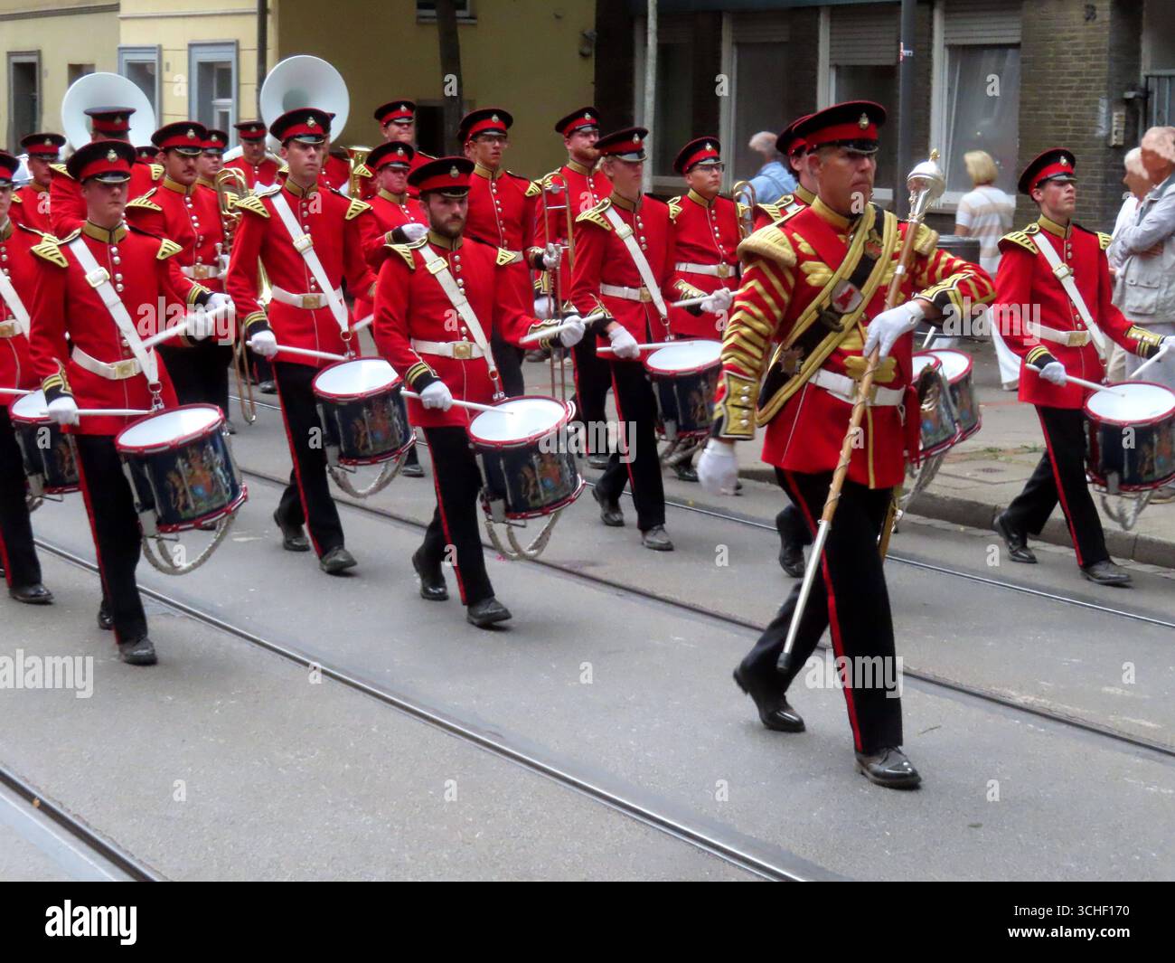 vorweg der Tambour Major - der Taktgeber fuer Trommler, Fanfaren und ...