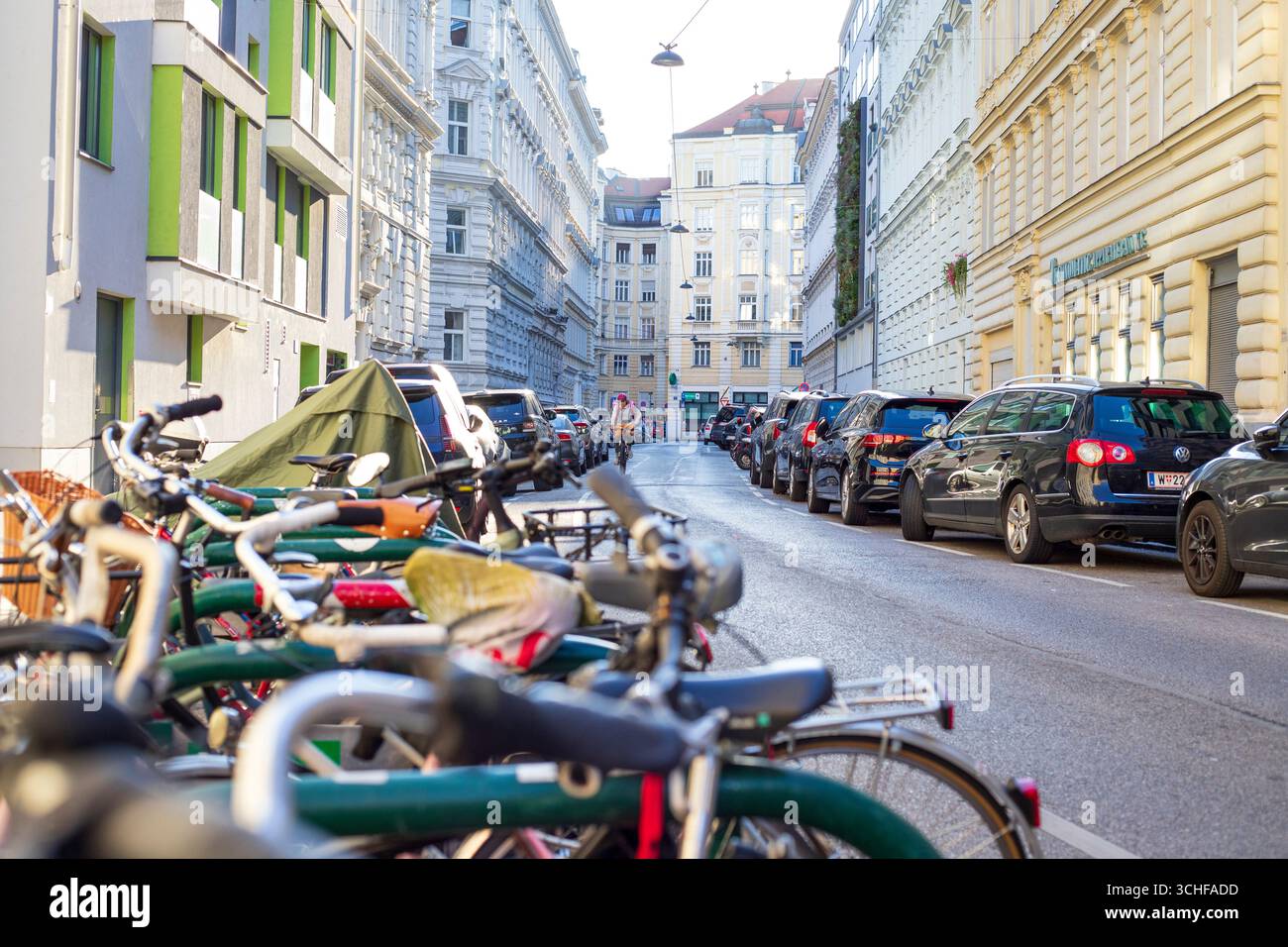 In Wien zählen Straßen mit vielen parkenden Autos ...