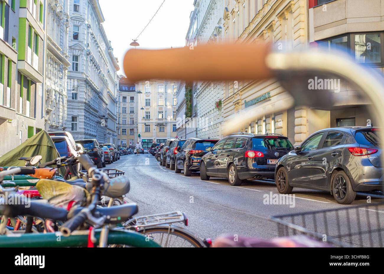 In Wien zählen Straßen mit vielen parkenden Autos ...