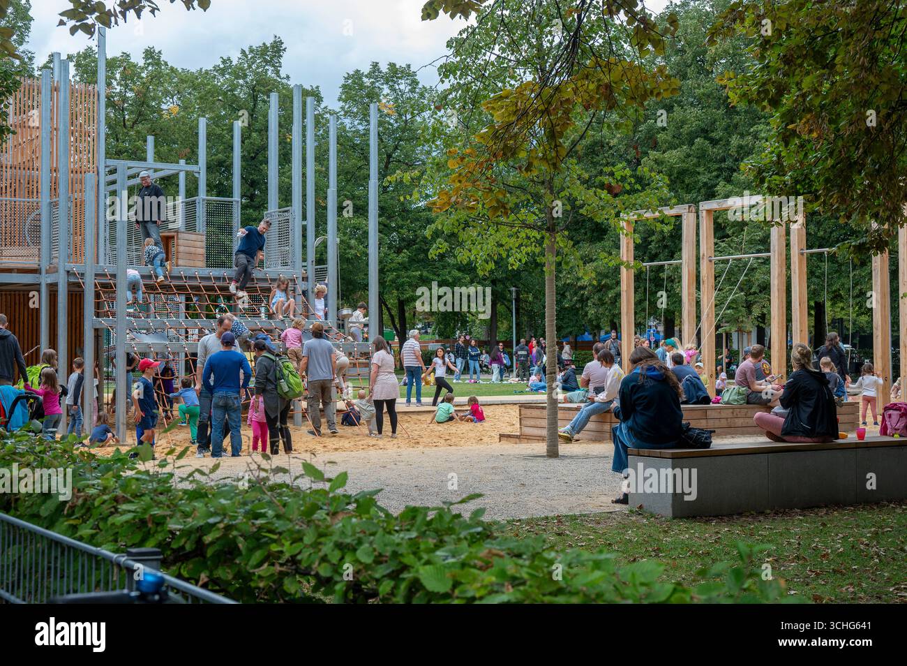 Muenchen, der neue Spielplatz auf der Theresienwiese wird gut ...