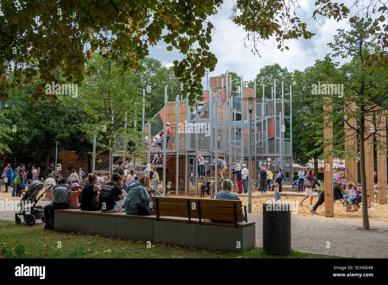 Muenchen, der Spielplatz auf der Theresienwiese wird gut angenommen und ...