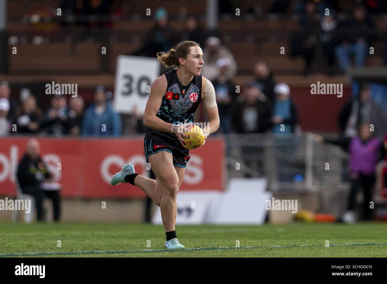 Gold coast suns 2025 afl season hi-res stock photography and images - Alamy