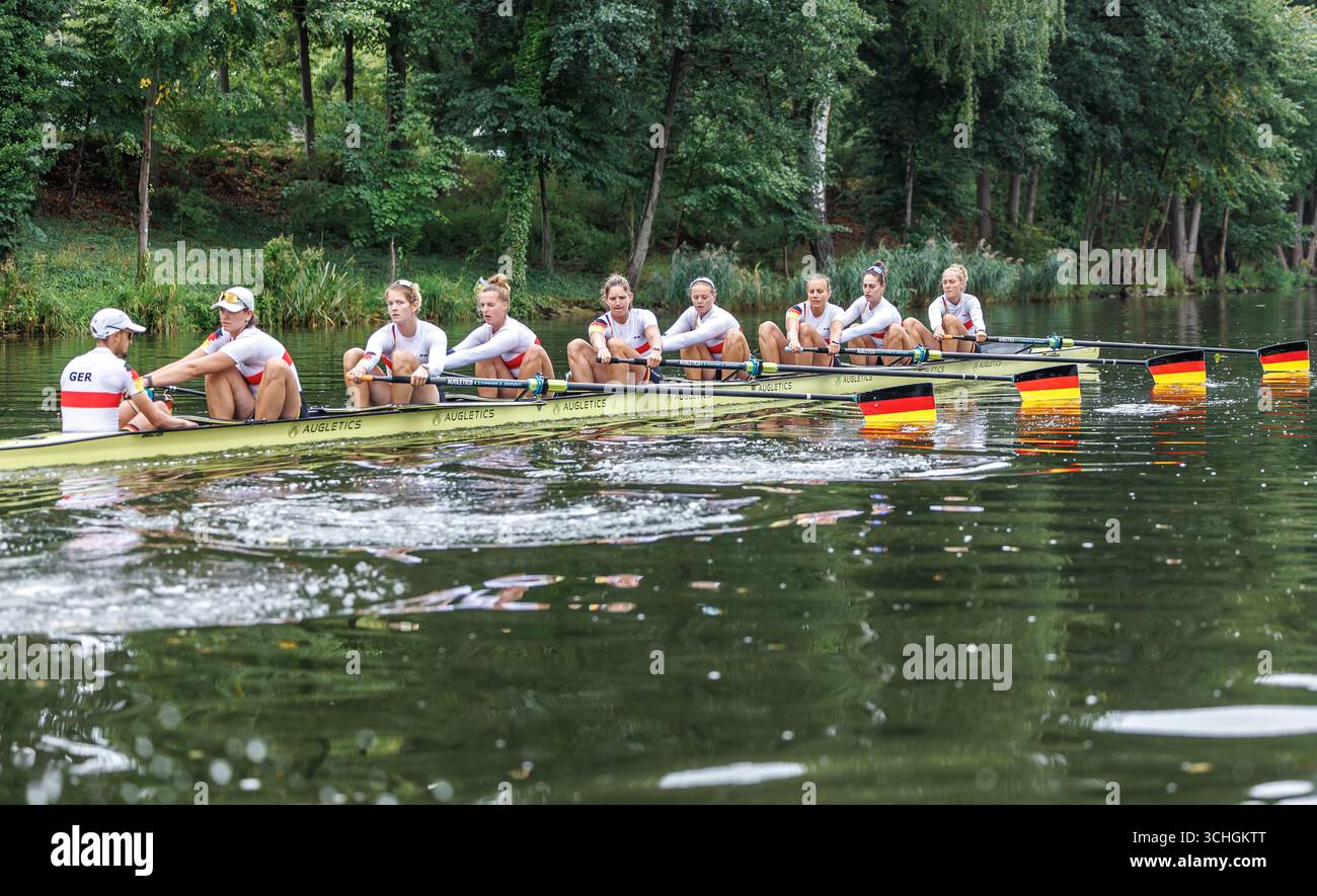 02 September 2025, Berlin: Participants in the eight in action during ...