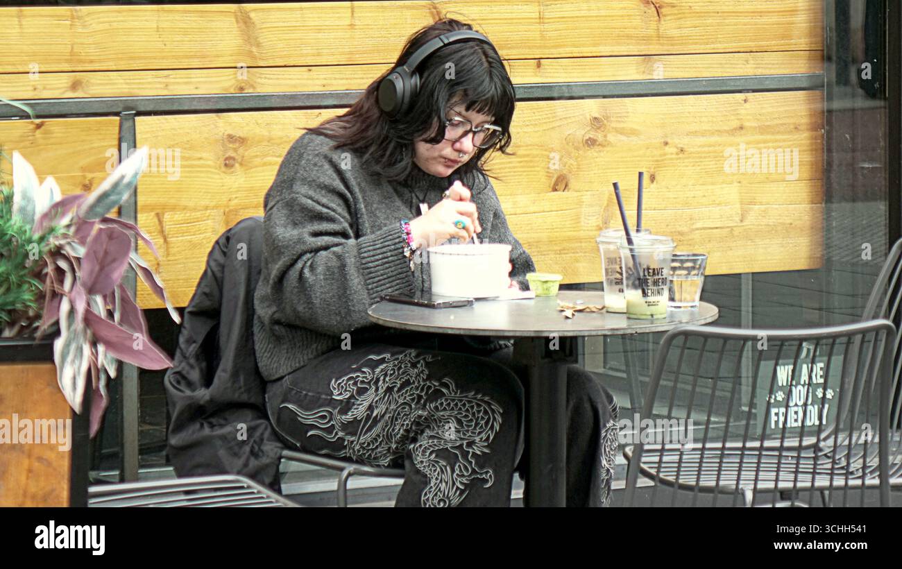 Glasgow, Scotland, UK. 2nd September, 2025. UK Weather: Summer ends as the sun appeared amongst ...