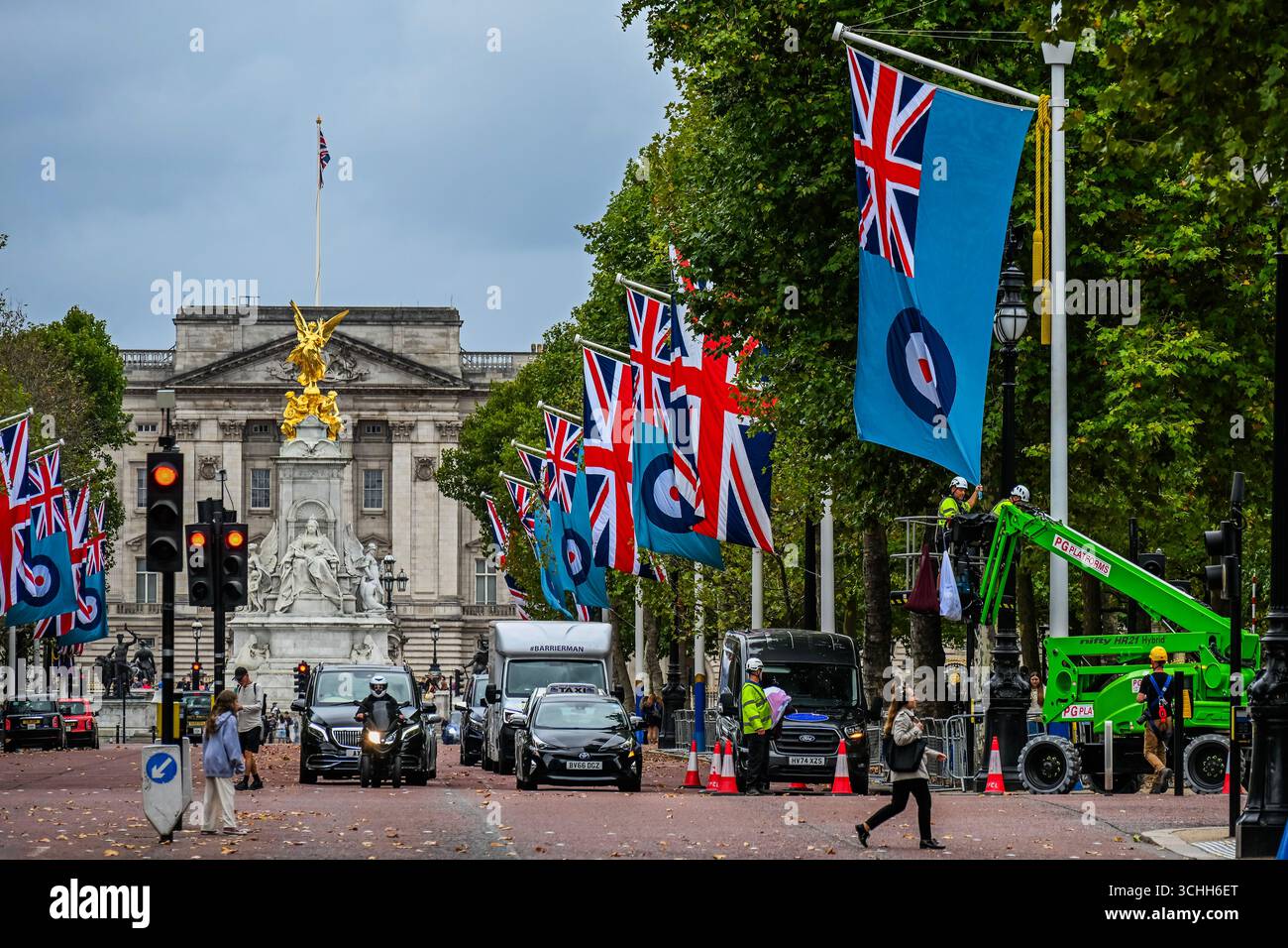 London, UK. 2 Sep 2025. Installers working for the Royal Parks on a ...