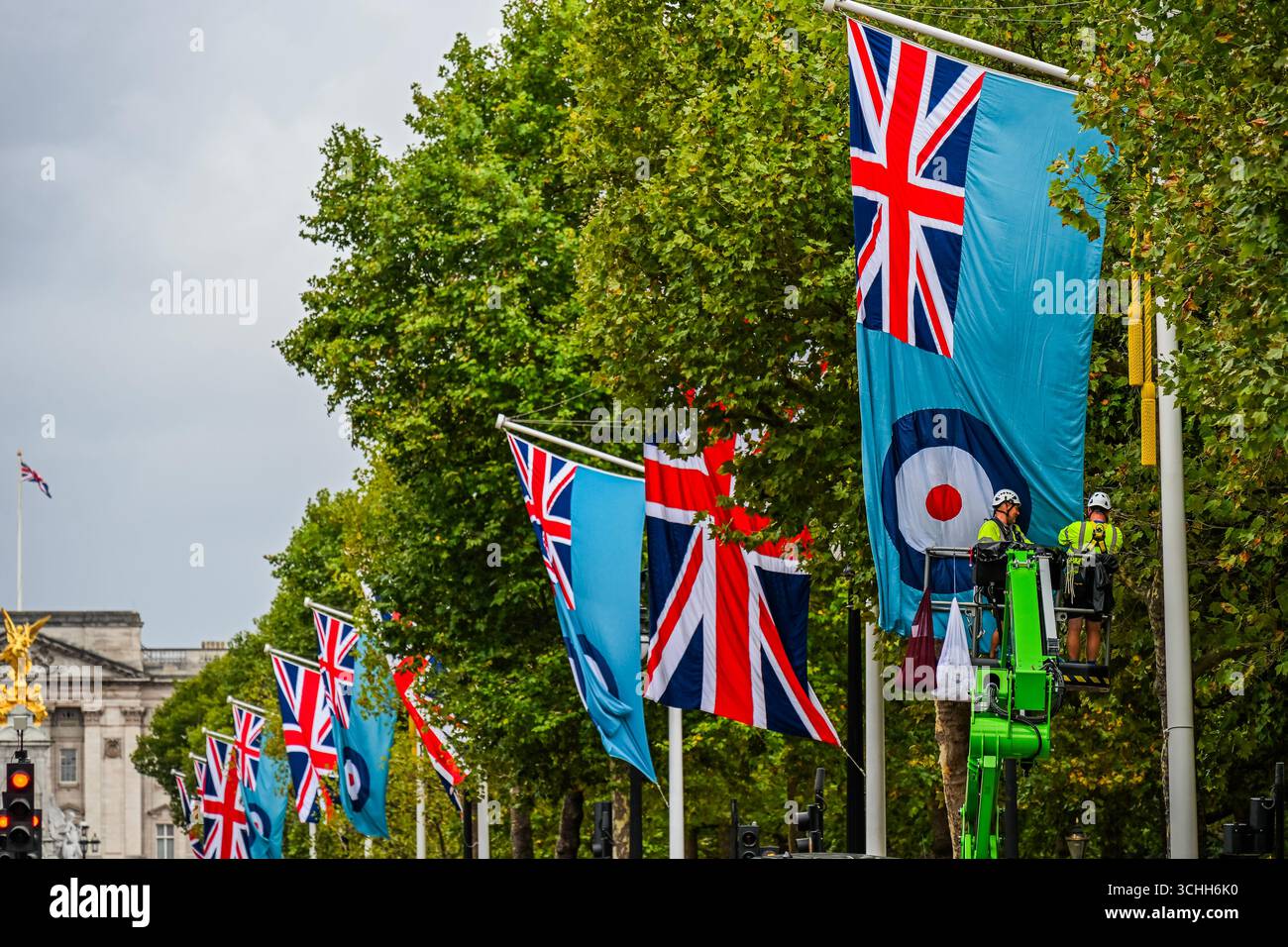 London, UK. 2nd Sep, 2025. Installers working for the Royal Parks on a ...