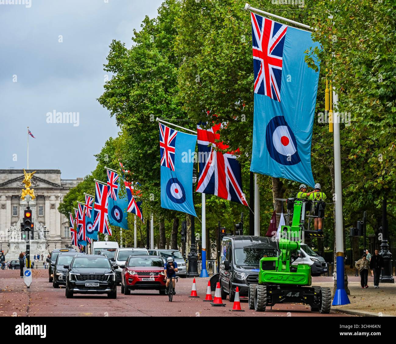 London, UK. 2 Sep 2025. Installers working for the Royal Parks on a ...