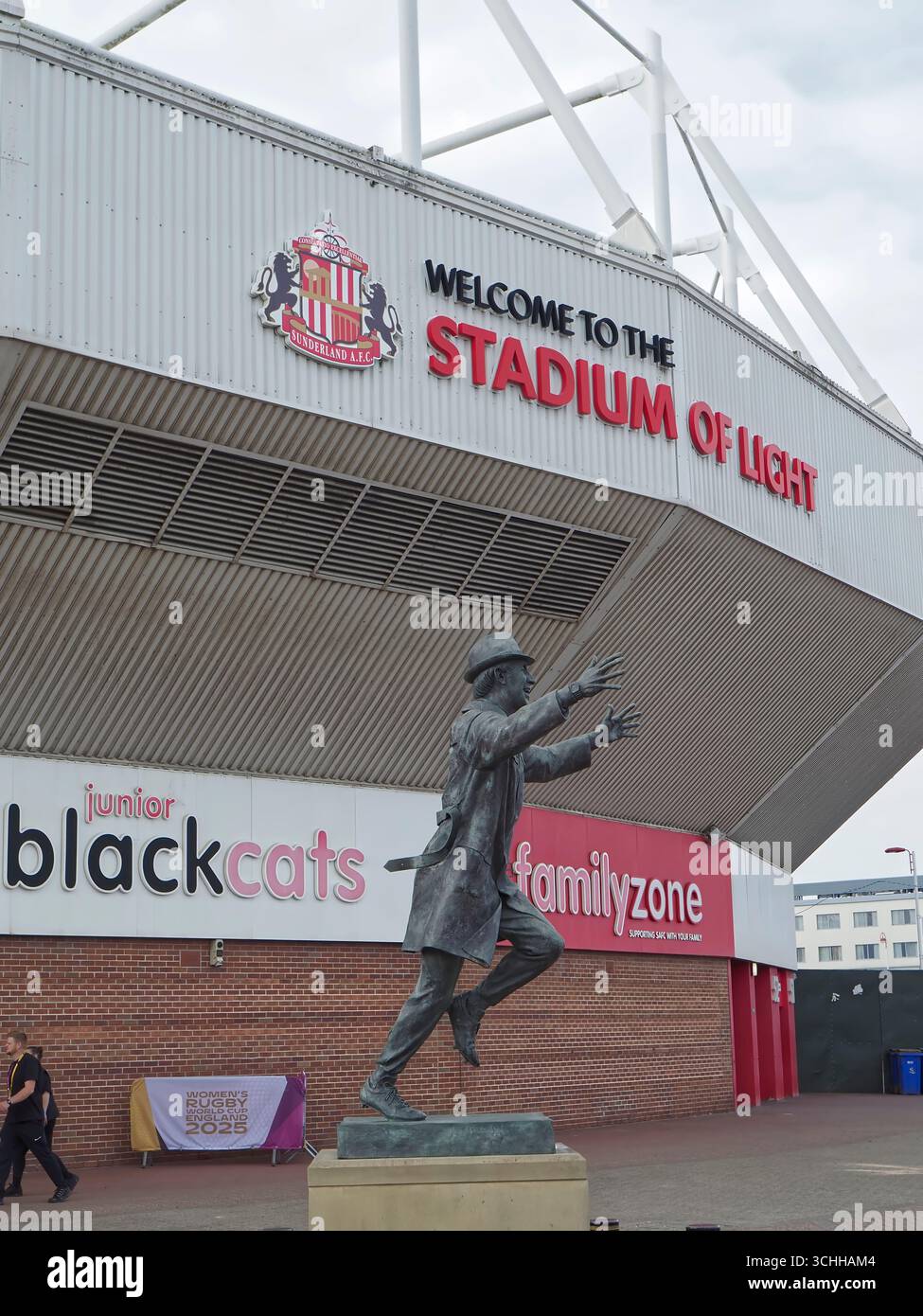 Bob stokoe statue stadium hi-res stock photography and images - Alamy
