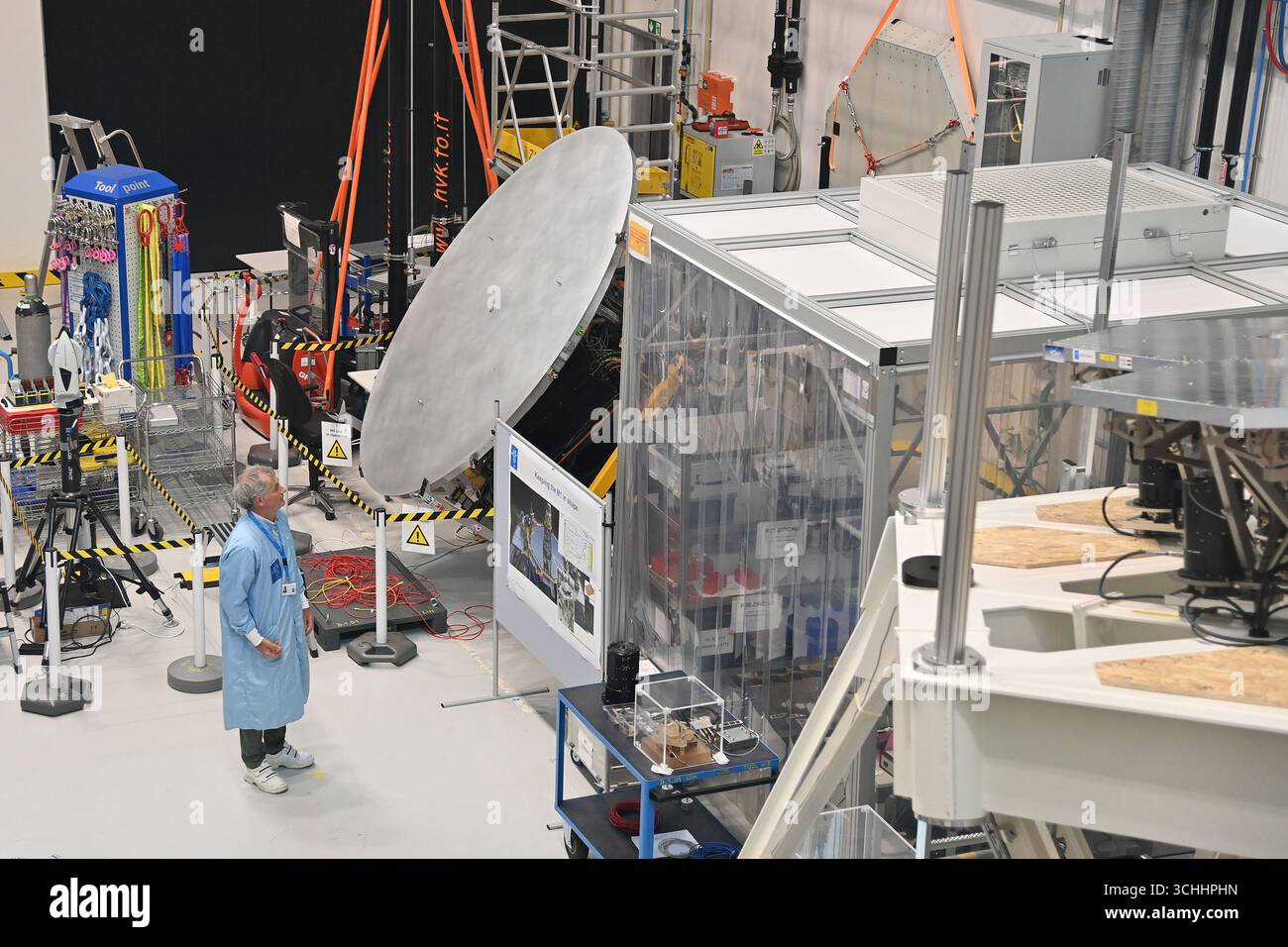 Garching, Deutschland. 02nd Sep, 2025. Technical hall, telescope ...
