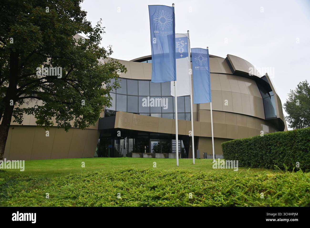 Exterior shot of the ESO Supernova Planetarium. German President Frank ...