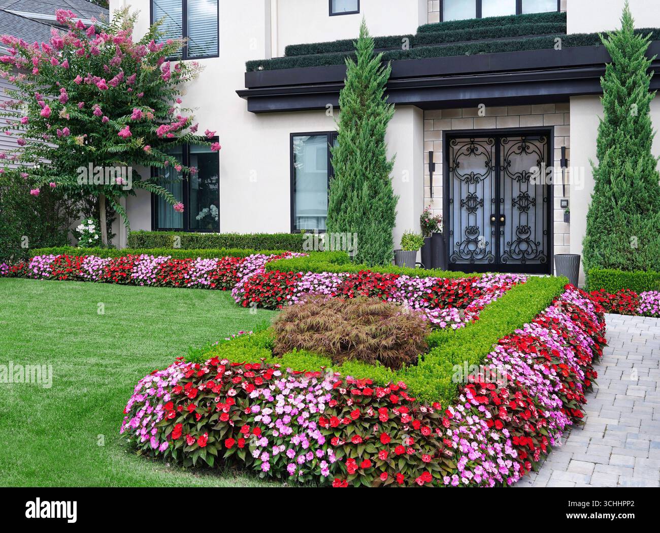 Front house bush garden hi-res stock photography and images - Alamy