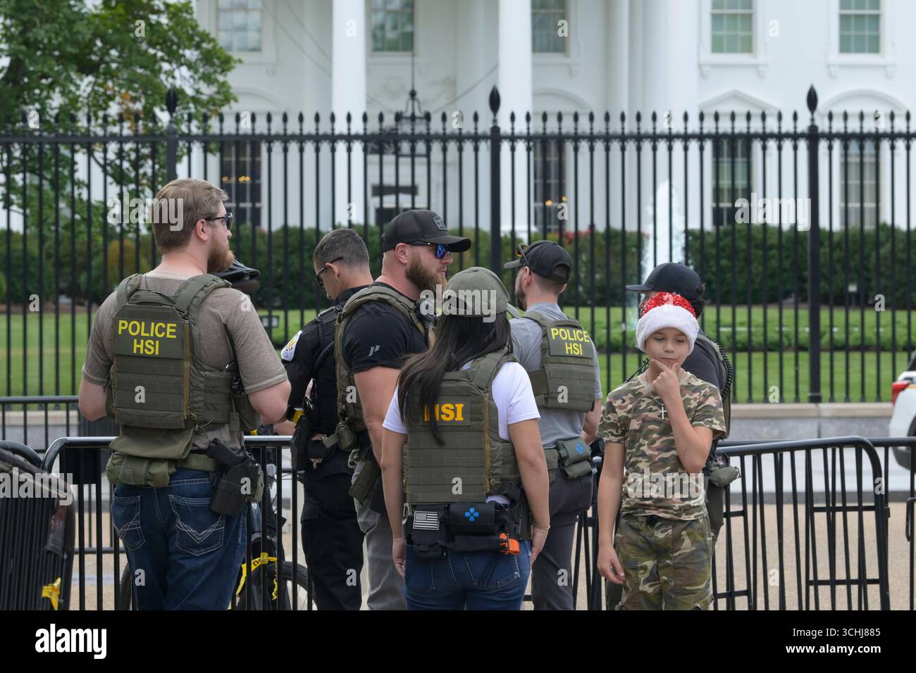 US Homeland Security Investigation(HSI) Special Agents are seen around Lafayette Park, today on ...