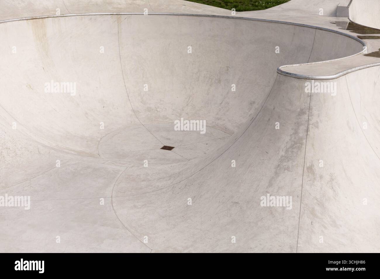 Concrete skatepark bowl features hi-res stock photography and images ...