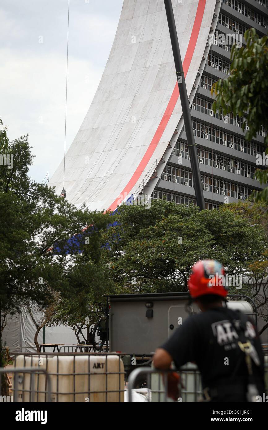 PORTO ALEGRE, RS - 02.09.2025: RED BULL BUILDING DROP - Assembly of the ...