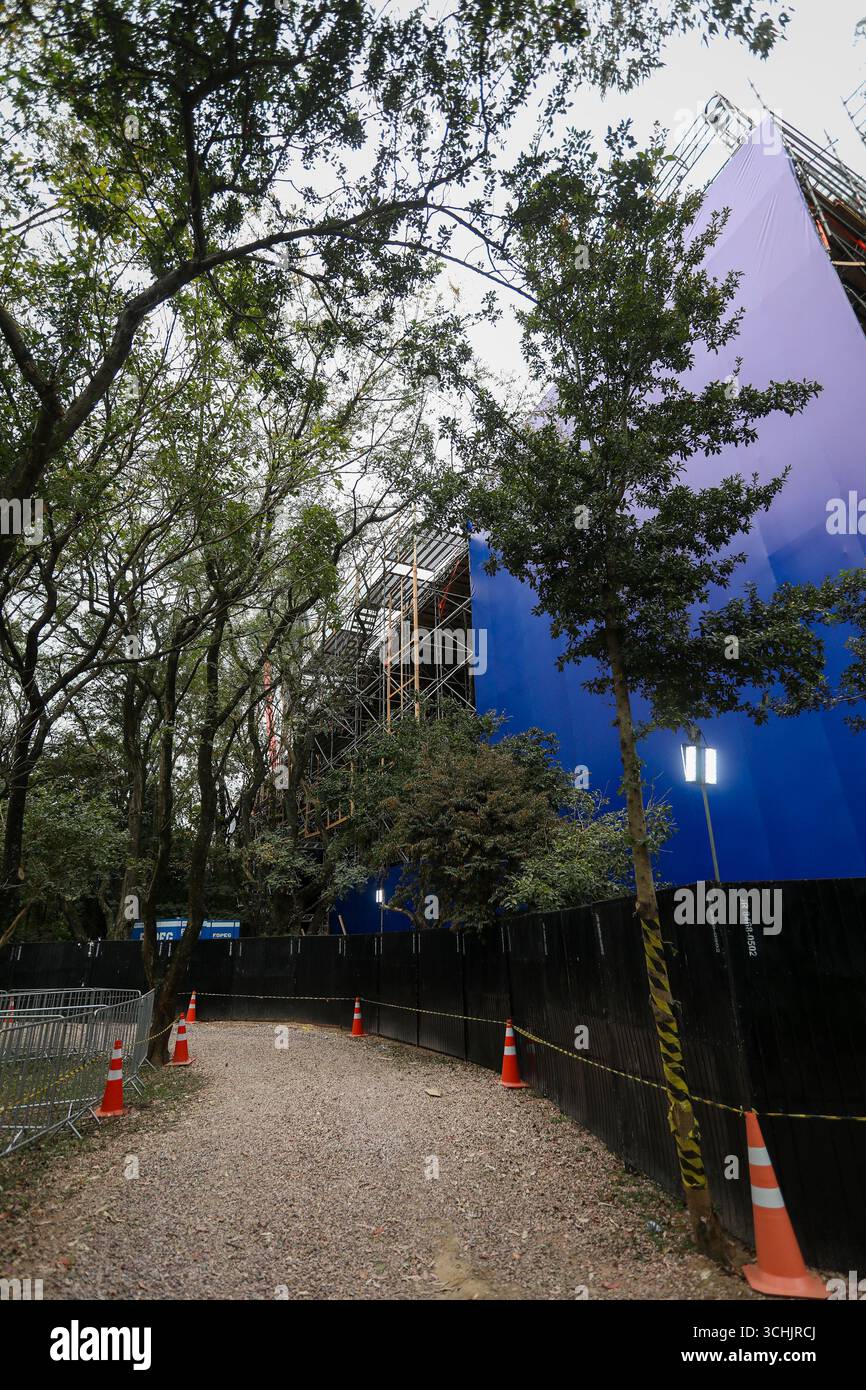 PORTO ALEGRE, RS - 02.09.2025: RED BULL BUILDING DROP - Assembly of the ...