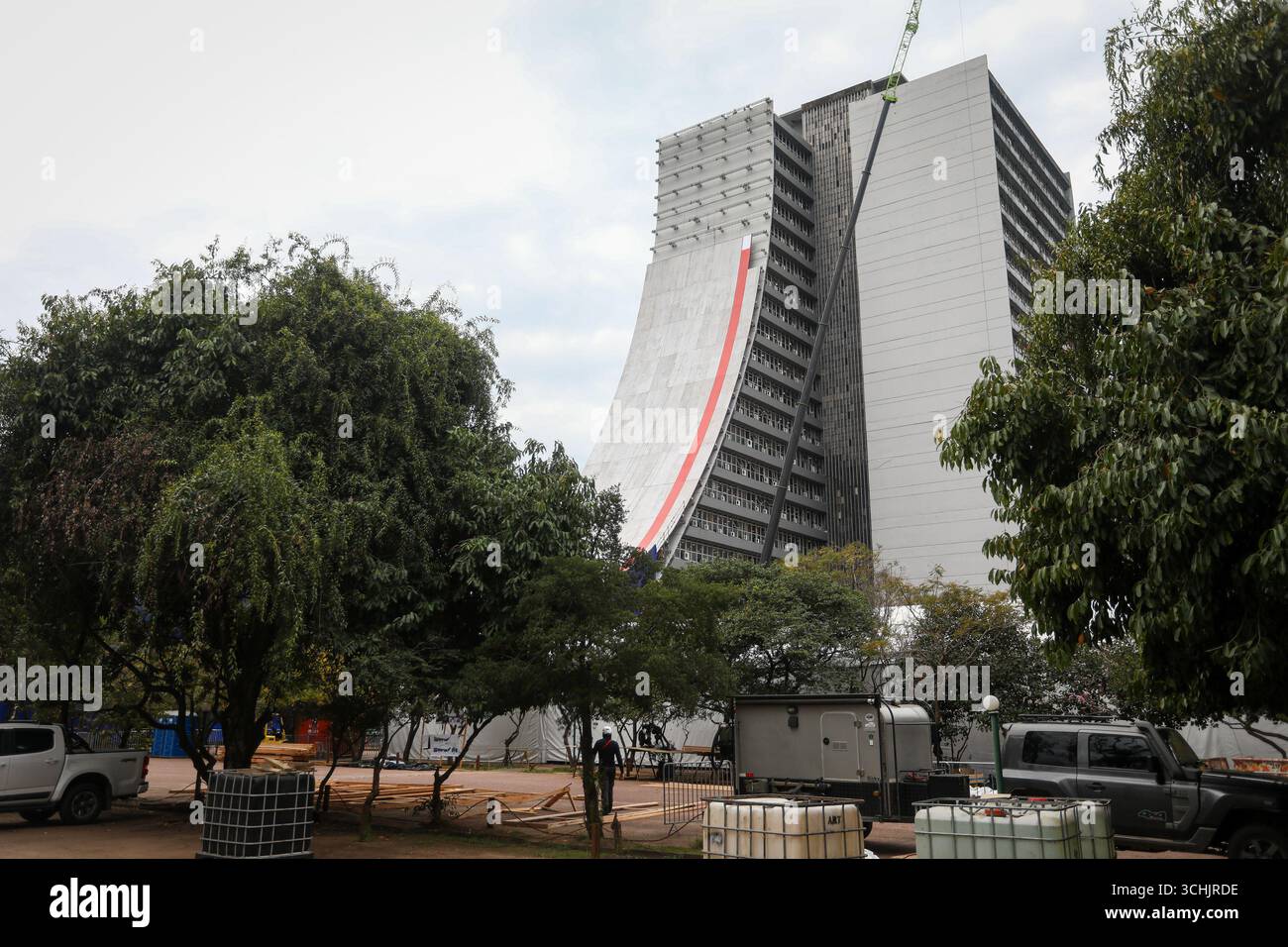 PORTO ALEGRE, RS - 02.09.2025: RED BULL BUILDING DROP - Assembly of the ...
