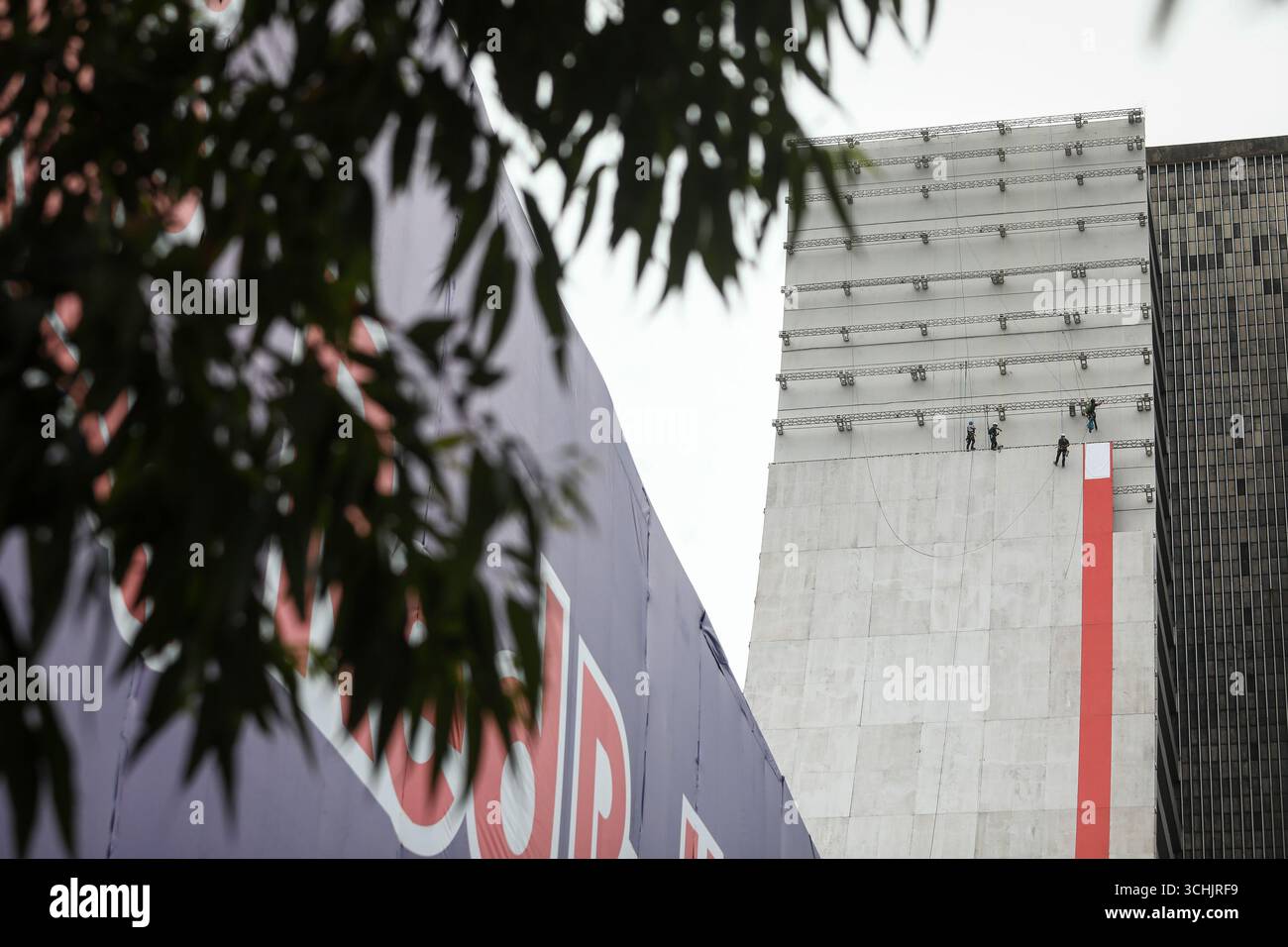 PORTO ALEGRE, RS - 02.09.2025: RED BULL BUILDING DROP - Assembly of the ...