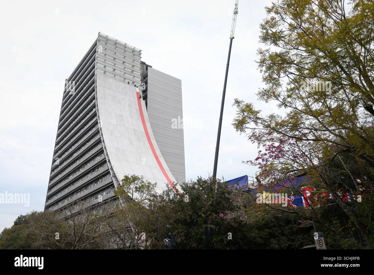 PORTO ALEGRE, RS - 02.09.2025: RED BULL BUILDING DROP - Assembly of the ...
