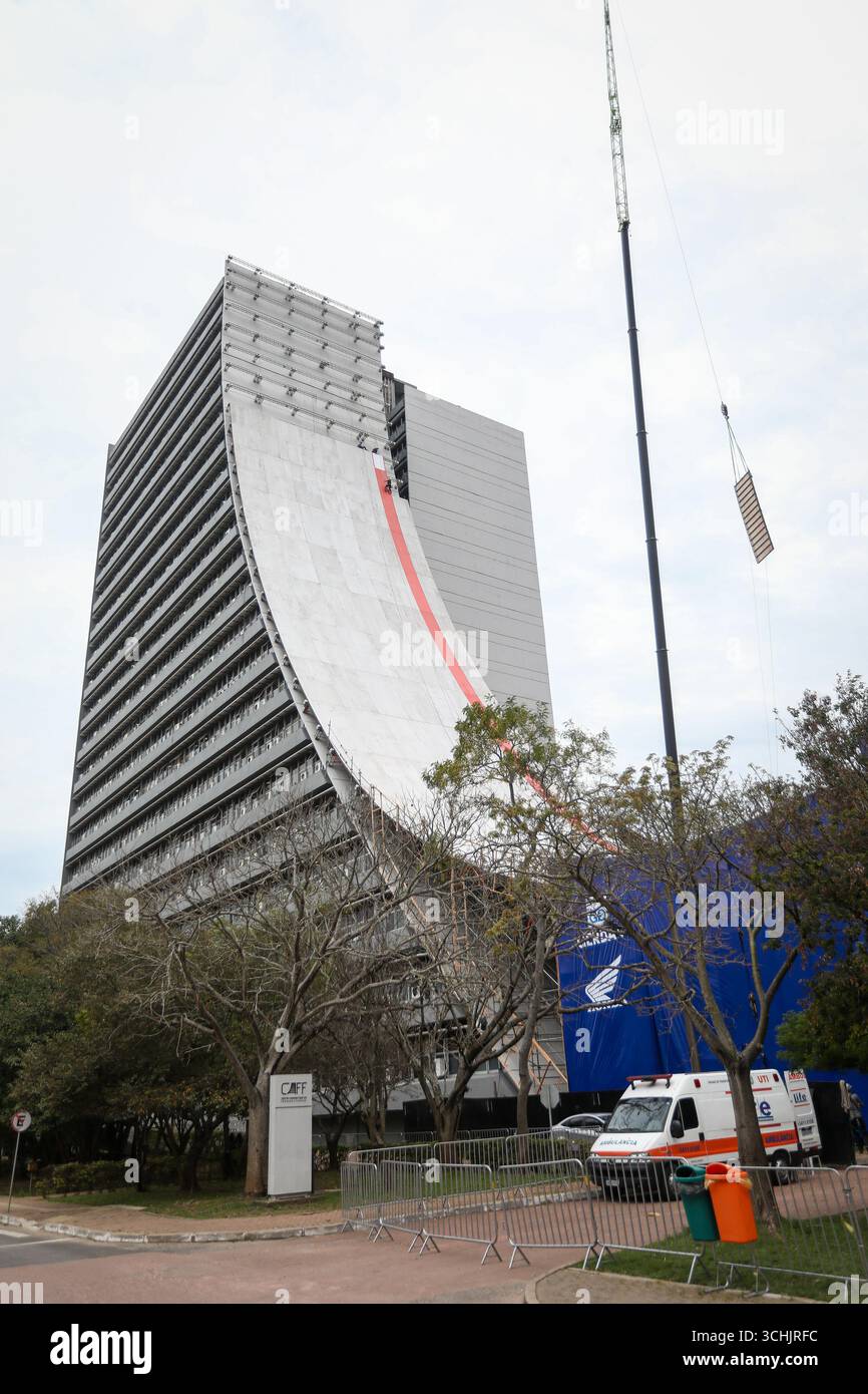 PORTO ALEGRE, RS - 02.09.2025: RED BULL BUILDING DROP - Assembly of the ...