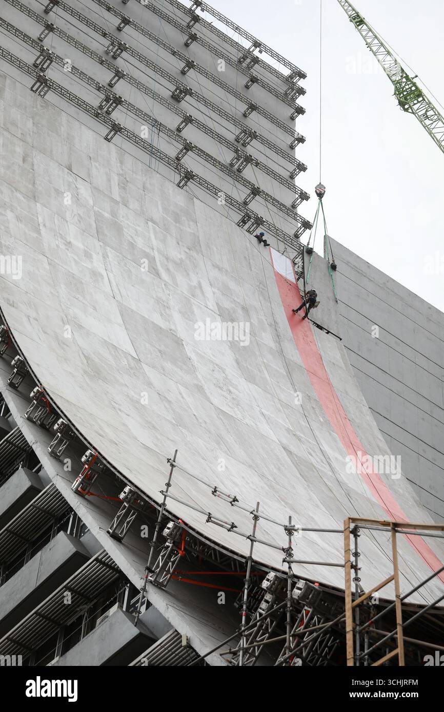PORTO ALEGRE, RS - 02.09.2025: RED BULL BUILDING DROP - Assembly of the ...