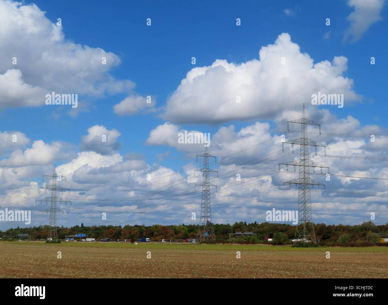 eine prachtvolle Spaetsommer - Fruehherbst Wolkenstimmung - ueber Hochstromleitungen ...