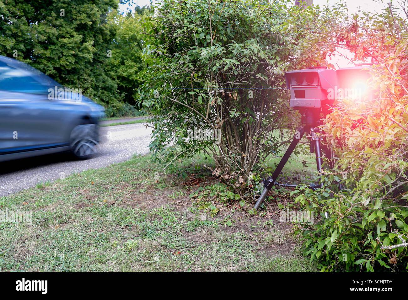 02.09.2025, Baden-Baden, Ein mobiler Blitzer steht neben einer Straße ...