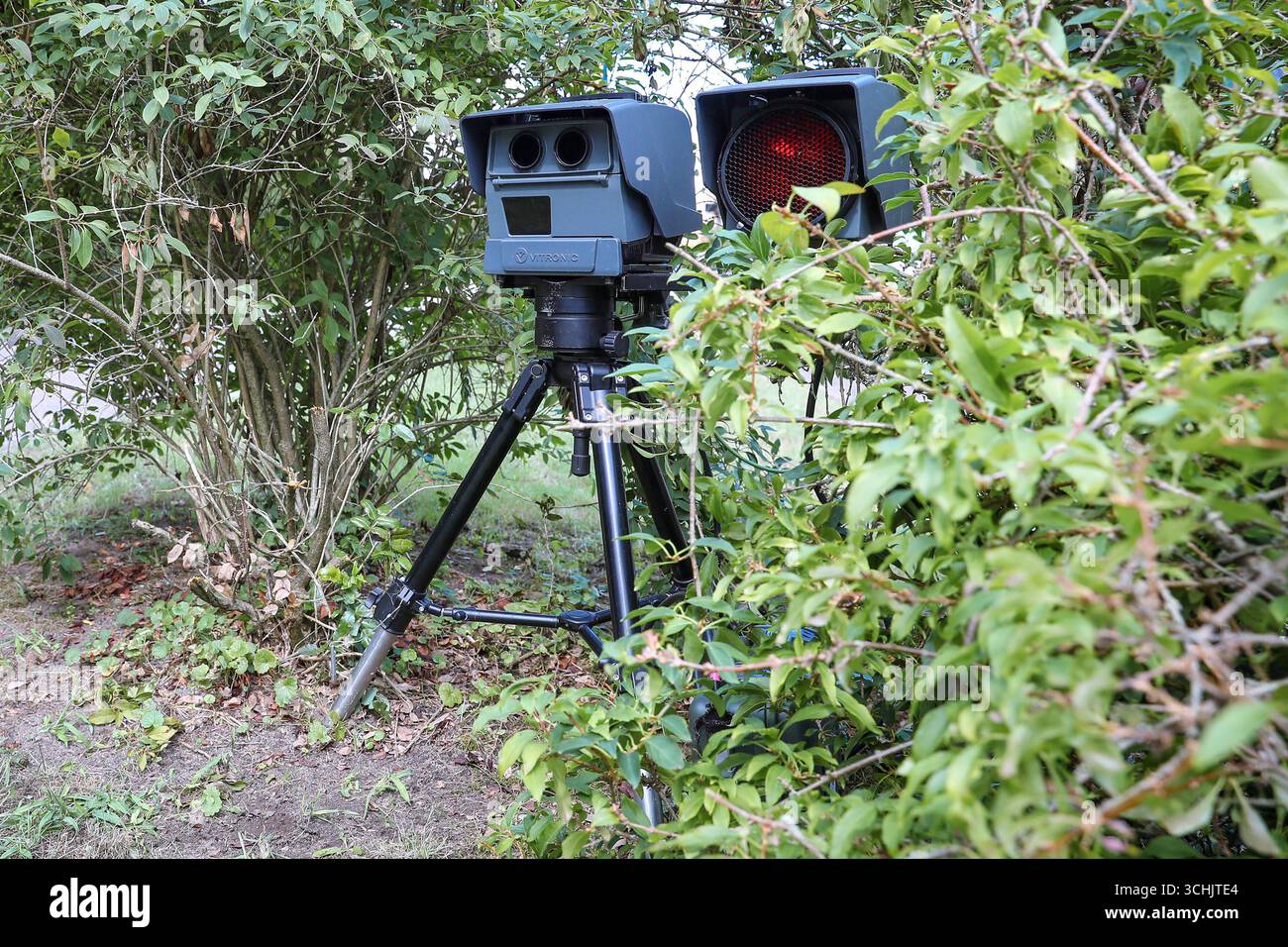 02.09.2025, Baden-Baden, Ein mobiler Blitzer steht neben einer Straße ...