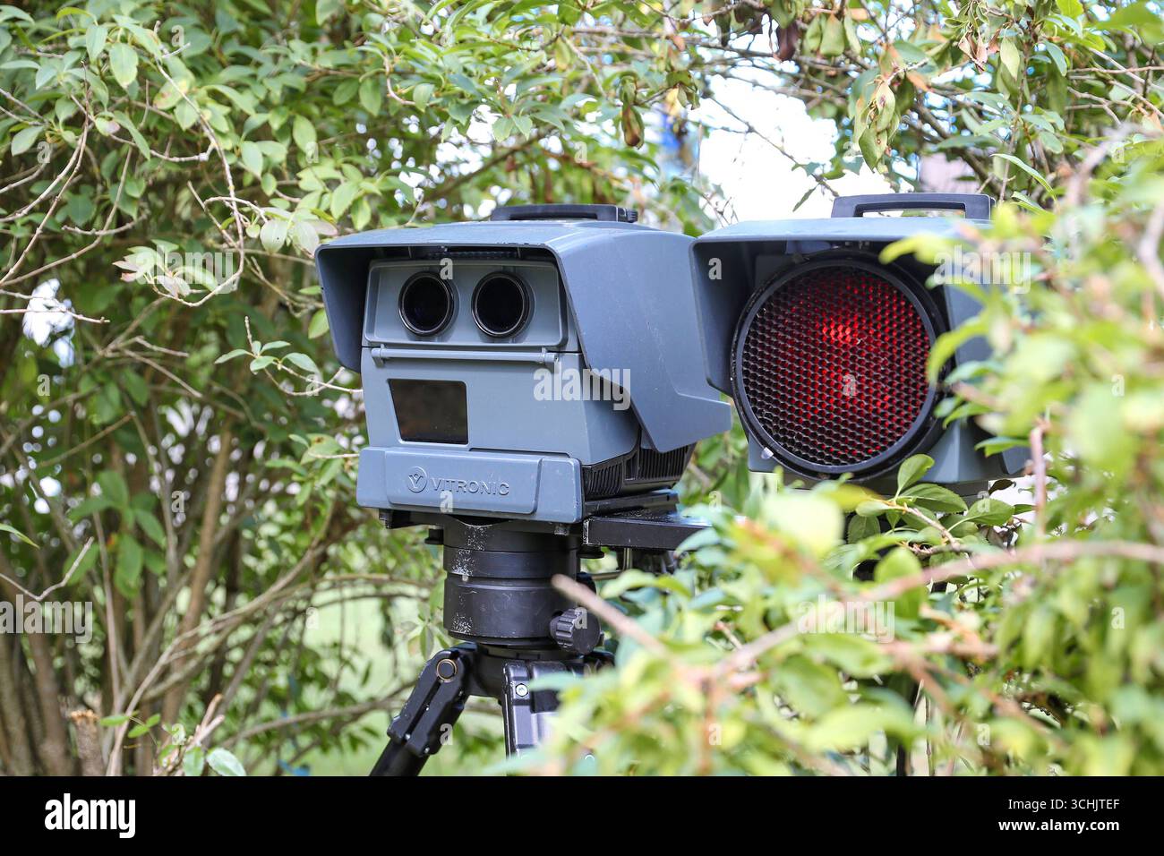 02.09.2025, Baden-Baden, Ein mobiler Blitzer steht neben einer Straße ...