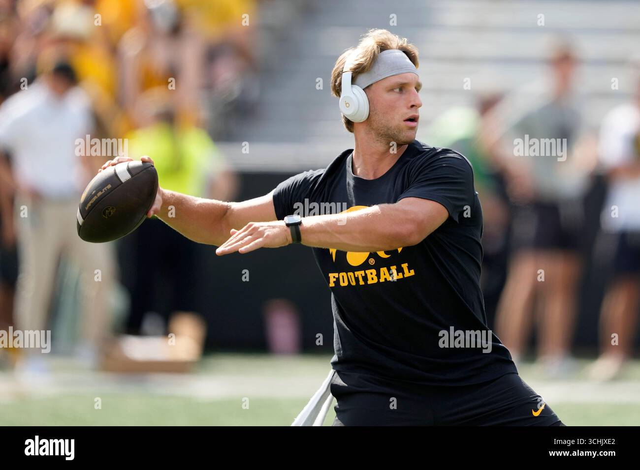 Iowa quarterback Mark Gronowski warms up before an NCAA college ...