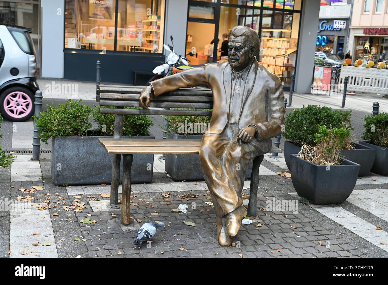 Bronzedenkmal des Kölner Volksschauspielers Willy Millowitsch 1909-1999 ...