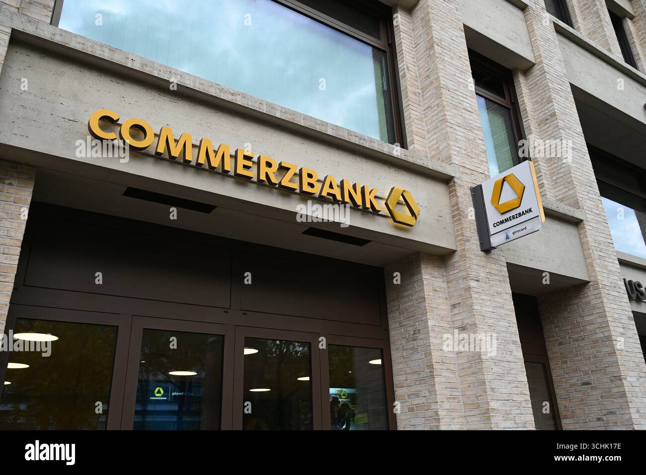 Logo, Schriftzug der Universalbank, Kreditinstitut Commerzbank an einer ...